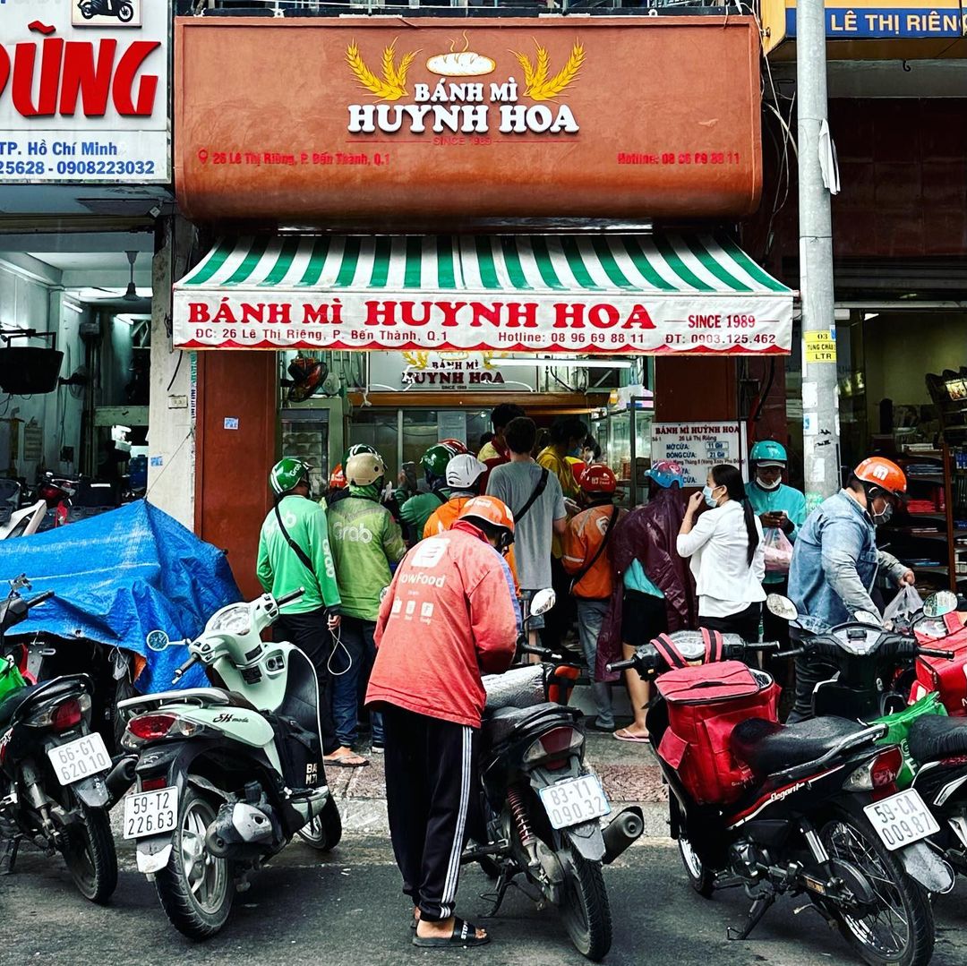 REVIEW BÁNH MÌ HUYNH HOA "ĐẮT NHẤT" SÀI GÒN CÓ GÌ NGON? - Bánh mì Huỳnh Hoa