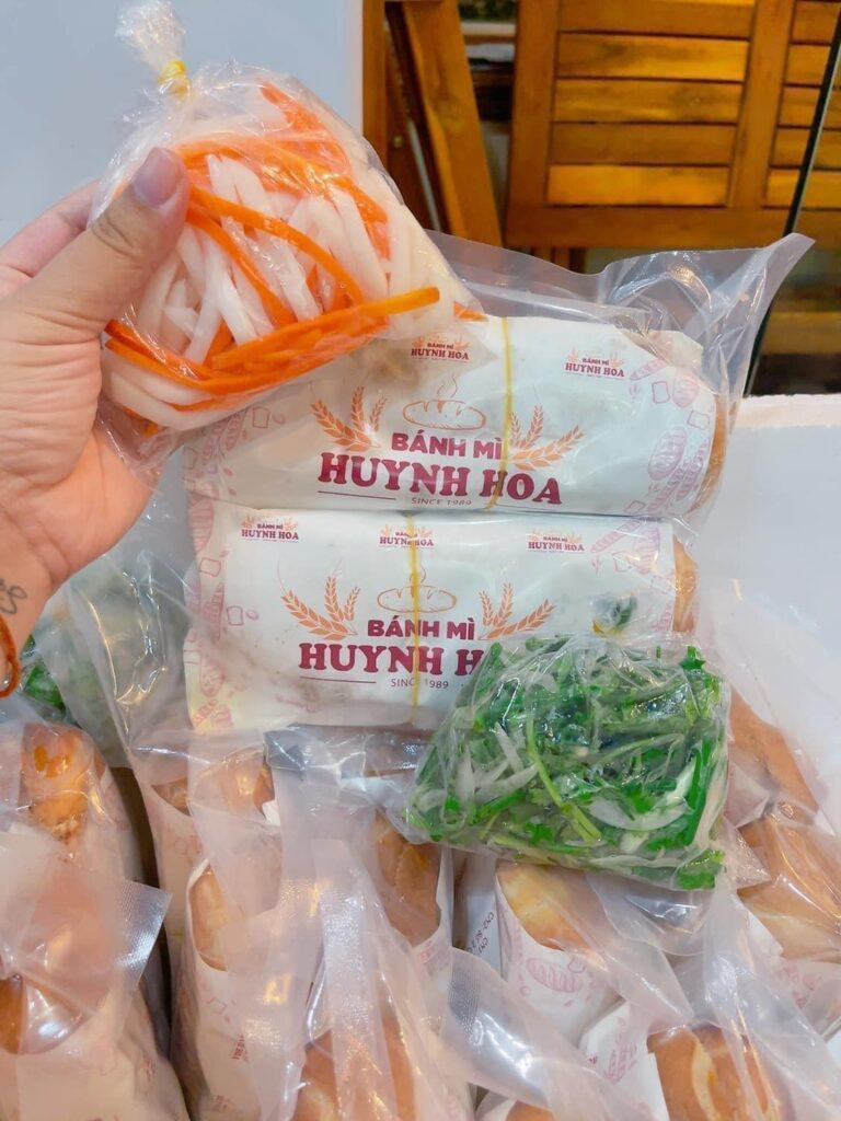 MUA BÁNH MÌ HUYNH HOA MANG ĐI XA KHỎI LO VỚI DỊCH VỤ CẤP ĐÔNG VÀ HÚT CHÂN KHÔNG - Bánh mì Huỳnh Hoa